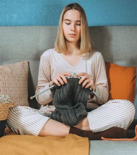 Man Wonders If He S Wrong For Asking Girlfriend To Stop Knitting When They Watch Tv Yourtango