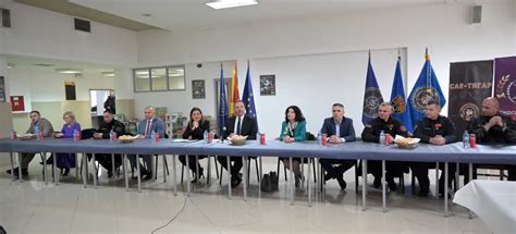 Спасовски и Тренчевска на предновогодишна дружба со децата од „25 Мај” и „11 Октомври” Канал 5