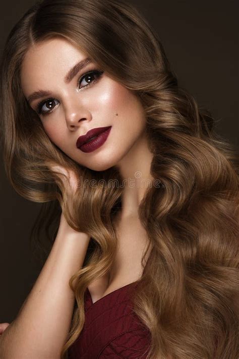 Linda Mulher Sexy Com Cabelo Clássico De Maquiagem E Lábios Vermelhos