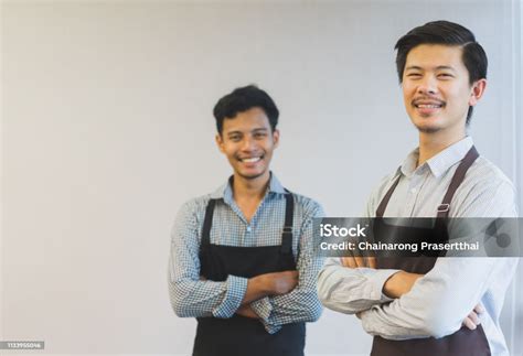 닫 다 젊은 아시아 비즈니스 소유자 남자 교차 팔 정장 옷을 착용 하 고 친구와 서 서 새로운 비즈니스 시작의 디자인에 대 한 스튜디오 배경 밀레니엄 라이프 스타일 개념