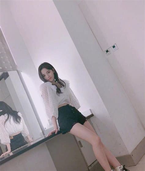 鞠婧禕終於不留黑長直，只不過換成「泡麵頭」，就一點不像網紅了 每日頭條