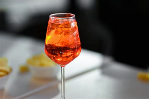 아이스 큐브가 있는 와인 잔에 이탈리아 칵테일 아페롤스 프리츠 흐리게 된 배경을 가진 선택적 초점 공간 텍스트를 복사합니다 여름 방학 컨셉 와인에 대한 스톡 사진 및 기타