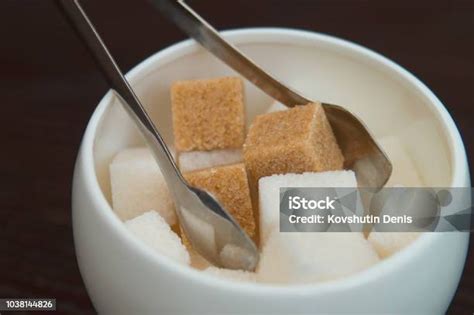 백색 지팡이 설탕과 설탕 집게의 조각과 설탕 그릇 시티 카페에서 테이블 약속 갈색에 대한 스톡 사진 및 기타 이미지 갈색 검은색 과도 Istock