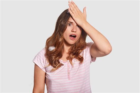 건 망 증 백인 여성 중요 한 회의 늦잠 손을 마에 절망적 인 식을 놀라게 했다 흰색 배경 위에 고립 된 잠 옷을 착용 사람과 감정 개념 깃털에 대한 스톡 사진 및 기타