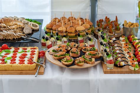 음식과 웨딩 테이블 테이블에 간식과 전채 야채와 생선과 생고기 0명에 대한 스톡 사진 및 기타 이미지 0명 결혼식 고급 호텔 Istock