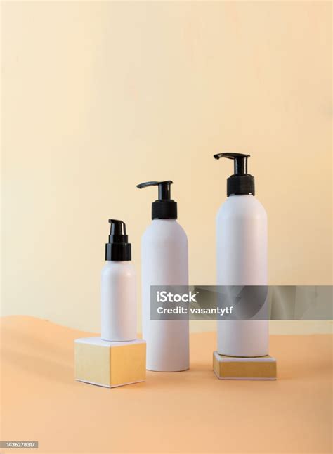 얼굴과 몸 피부 관리 개념입니다 베이지색 배경의 연단에 크림 광고 혈청이 있는 다양한 화장품 병 복사 공간 Diy에 대한 스톡 사진 및 기타 이미지 Istock