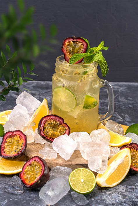 고명 과일 장식 과일 조각 과일 주스 다채로운 음료 도시 야외 도시 풍경 두바이 딸기 라임 맑은 날 맛있는 음료 망고 민트 반사 테이블 밝은 색