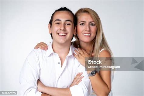 Stock Fotografie Blonďatá Dlouhovlasá Matka Se Usmívá A Dospívající Syn Se Dívá Na Kameru Na