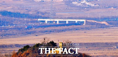 [tf포토] 판문역에 나란히 마주한 남북열차 포토 기사 더팩트