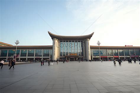 역 건물 앞의 군중