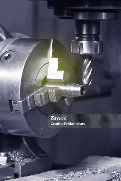 스핀 들 척 및 설치 금속 부품에 포켓 고정밀 Cnc 산업 선반 선반 기계 Cnc 기계는 금속 부분에 여분의 가장자리를 잘라 0명에 대한 스톡 사진 및 기타 이미지 Istock
