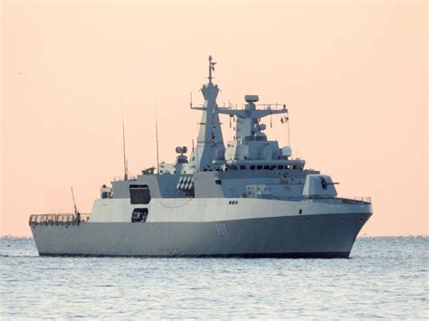 La frégate algérienne El Moudamir à Toulon | Mer et Marine