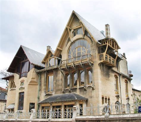 Пример красивой отделки фасада дома бежевого цвета в эклектичном стиле Art Nouveau