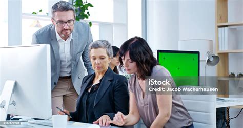 코칭 컴퓨터 및 관리 사무실에서 비즈니스 사람들과 함께 협업 또는 교육을 제공합니다 개발을 위해 직장에서 기업 직원 그룹과 함께 코칭 피드백 및 학습 20 24세에 대한