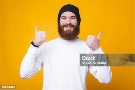 트렌디 한 수염 남자의 사진 미소와 엄지 손가락을 보여주는 긍정적인 감정 표현에 대한 스톡 사진 및 기타 이미지 긍정적인 감정 표현 남자 남자 사업가 Istock