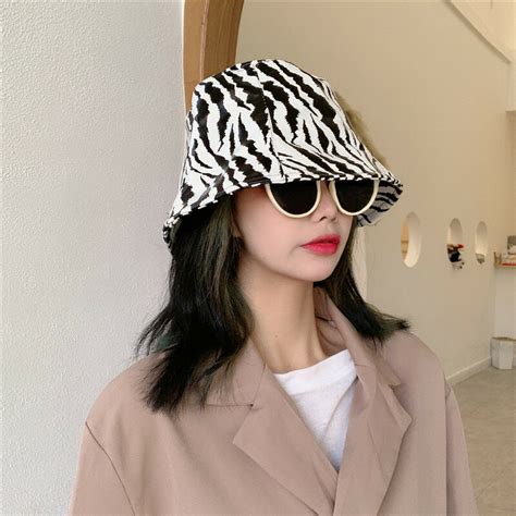 작은 얼굴 일본식 복고풍 얼룩말 줄무늬 버킷 모자 여성 패션 Pu 가죽 한국 패션 가을과 겨울 야생 버킷 모자 및 캡모자