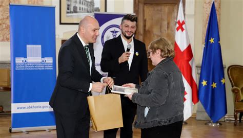 რუსლან აბაშიძემ მედიცინის ღვაწლმოსილი მუშაკები დააჯილდოვა
