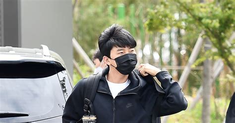 임영웅 커피 한 잔 손에 들고 여유로운 출근길 포토엔hd