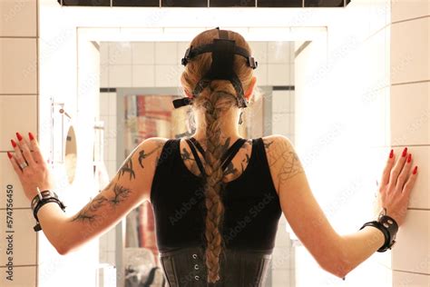 Sexy Fetisch Model Mit Latex Gasmaske Korsett Langen Haaren Und Tattoos Steht Vor Einem