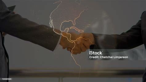 핸드셰이크 개념 지구 디지털 지도 컴퓨터 그래픽으로 렌더링 하는 세계 지도와 함께 세계 비즈니스 동요 손 배경 배경 2 명의 실업가의 악수 3차원 형태에 대한 스톡 사진 및