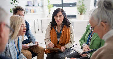 요양원에서 그룹 치료 세션에 참석하는 흥분된 노인들 긍정적인 노인 남녀가 동그라미에 앉아 심리학자와 대화를 나눈 것 사진 Unsplash의 회의 이미지