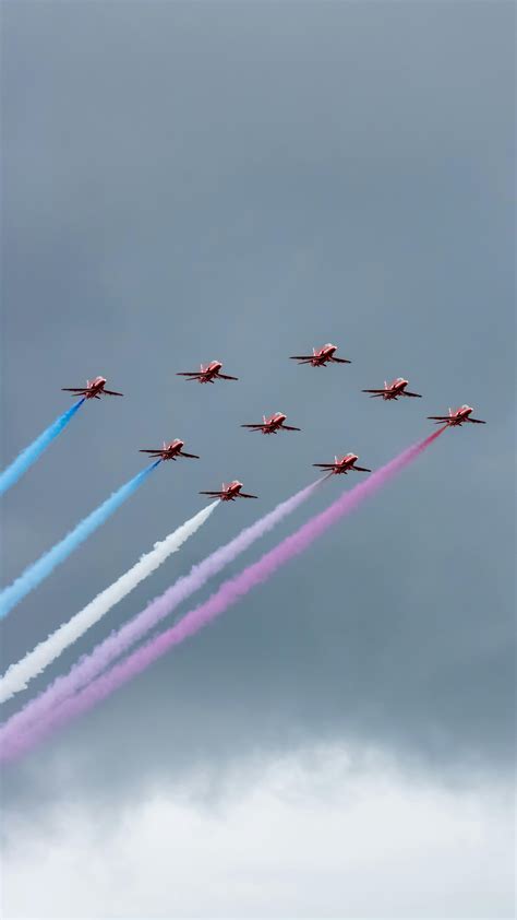 Raf 곡예 비행 공군 공기 성능 공기 역학 공중 디스플레이 구름 낀 하늘 국가의 자존심 군대 날으는 높은 각도 대형 디스플레이 팀 비행 비행기