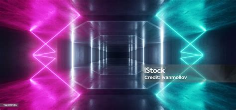 복고풍 현대 미래 적 보라색 파란색 레드 공상 과학 소설 활기찬 네온 빛 화살표 모양 레이저 빔 그런 지 콘크리트 반사 터널 홀 차고 지하 3d 렌더링 0명에 대한 스톡