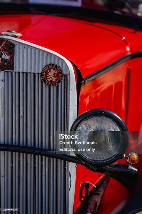 밝은 빨간색 빈티지 자동차 소피아 불가리아에 복고풍 자동차의 불가리아 자동차 모토 클럽의 헤드 라이트와 배지 자동차 헤드