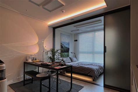 블랙 톤에 간접 조명 포인트 대학생의 홈오피스 자취방 라이프스타일 슈퍼앱 오늘의집