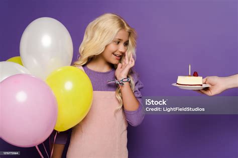 보라색 배경에 풍선과 함께 웃는 아이에게 생일 케이크와 접시를주는 여자의 자른보기 2명에 대한 스톡 사진 및 기타 이미지 2명 귀여운 금발 머리 Istock