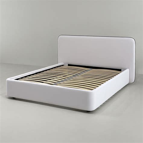 Кровать с изголовьем в виде мягких подушек с подъемным механизмом