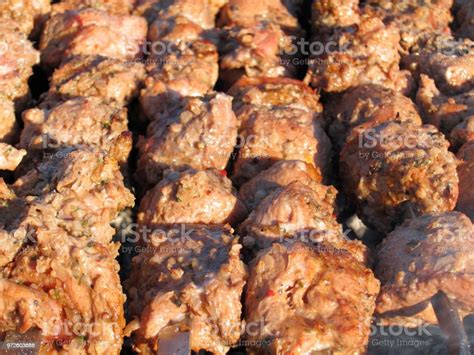 구운된 케밥 금속 꼬치 근접 촬영에 요리입니다 불고기 바베 큐에 요리 바베 큐 신선한 쇠고기 고기 잘라 조각 전통적인 동부 요리 시 케밥입니다 그릴에 숯과 불꽃 피크닉