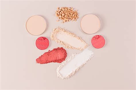 내추럴 톤 컴팩트 파우더의 두 블록 리필 건조 파우더 샘플 베이지 배경에 핑크 블러셔 평면도 개념 장식 관리 0명에 대한 스톡 사진 및 기타 이미지 Istock