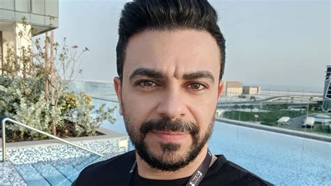 كريم الحسيني ينشراً لزوجته وابنيه أمام عربة بيع القهوة فوشيا