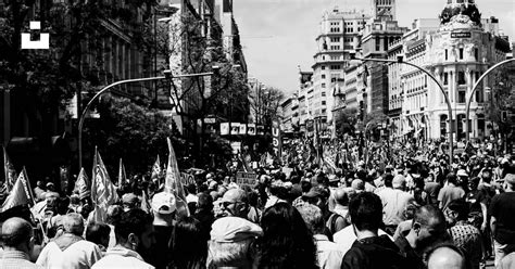 거리를 걷는 사람들의 그레이스케일 사진 사진 Unsplash의 무료 사람의 이미지