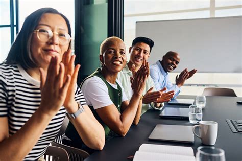 성공적인 코딩 프로젝트 후 박수를 보내는 다양한 소프트웨어 엔지니어 팀 기술에 대한 스톡 사진 및 기타 이미지 기술 합병과 인수 개발 Istock