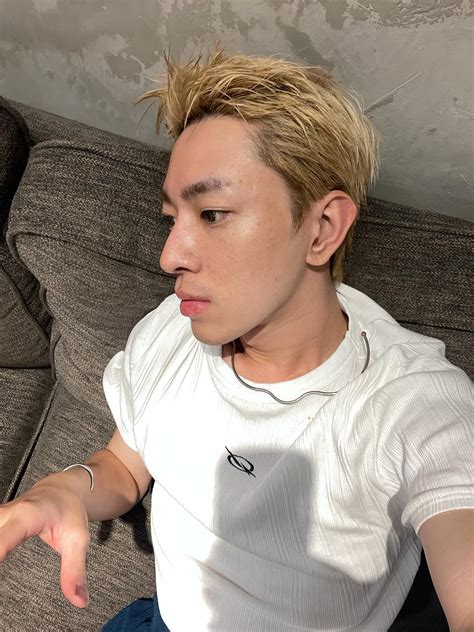 醫美小白 上禮拜去韓國嘗試了麗珠蘭 香奈兒 這些就是俗稱的水光針 我只能說 真的非常值得 右邊是施打前的老鼠皮 看起來真命苦 左邊是剛剛