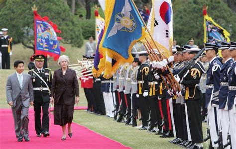 [노무현사료관] [공식환영식에서 의장대를 사열하는 카트라이트 뉴질랜드 총독과 노무현 대통령]