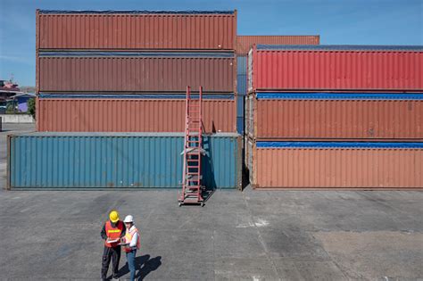 포먼 제어 수입 수출화물화물 선박에서 컨테이너 상자를 적재 포먼 제어 산업 컨테이너화물화물 선 비즈니스 수입 및 수출 물류 개념 공사장 감독에 대한 스톡 사진 및 기타