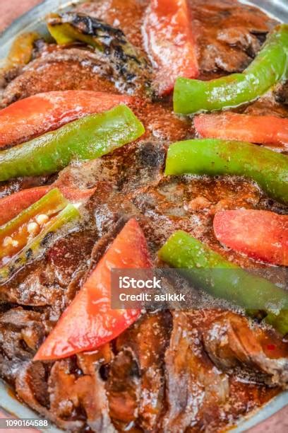 전통적인 터키 Doner 케밥 Iskender 라고도입니다 Iskender 케밥 입니다 나무 테이블 배경에 터키 스타일 Doner 케밥 음식 개성 개념에 대한 스톡 사진 및