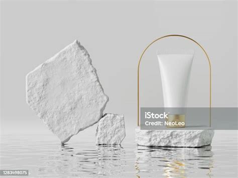 골든 아치가 달린 거친 조약돌 플랫폼에 골든 캡이 달린 3d 렌더 화이트 코스메틱 크림 튜브 항아리 모던 스킨 케어 제품 프리젠