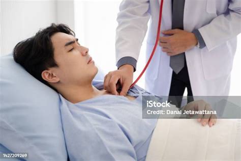 청진기 검사를 방문하고 사용하는 의사와 간호사가 병원에서 심장 박동 남성 환자를 검사합니다 20 24세에 대한 스톡 사진 및 기타 이미지 Istock