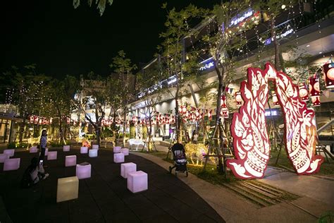 ក្រុមហ៊ុន កូកា កូឡា រៀបចំតុបតែងលម្អរូបខ្លោងទ្វារ និងចង្កៀងគោមនៅមុខសួនច្បារ ផ្សារអ៊ីអន១ និងអីអន២