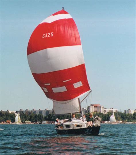 Яхта с красно белым спинакером картинка из статьи «Парусные соревнования «Большой кубок Сибири