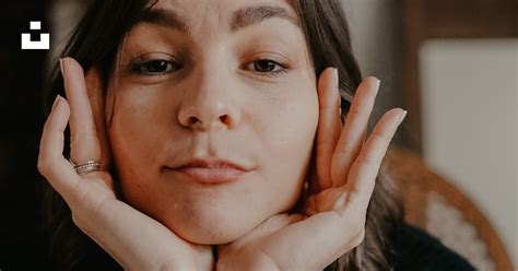 흰색과 검은색 줄무늬 넥타이를 맨 검은색 스웨터를 입은 여자 사진 Unsplash의 무료 감정 이미지