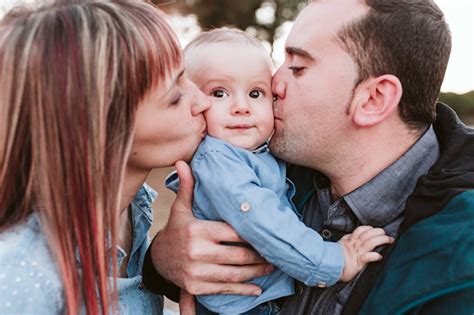 공원에서 일몰 아버지 어머니와 아기 아들에 야외 에서 행복한 가족 가족 개념 3 명에 대한 스톡 사진 및 기타 이미지 3 명 가족 공원 Istock