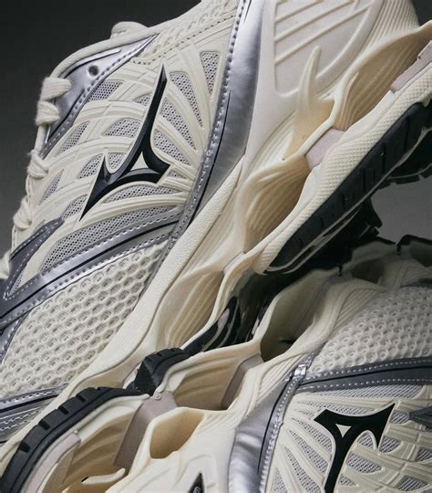 Mizuno Sportstyle Centum ”wave Prophecy Ls 1990년대 후반과 2000년대 초반의 대담한 패션과 당시 트렌드에 대한 향수적인 생각에서