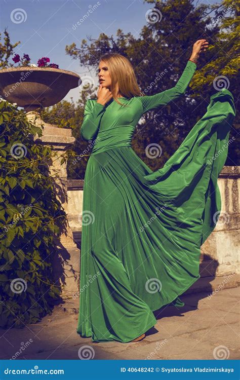 Fashion Photo Of Beautiful Tanned Woman With Blond Hair In Elegant