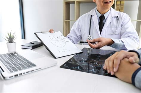 교수 의사 환자와 대화 하 고 들고 설명 증상을 논의 하면서 영화를 X 선 또는 진단 건강 건강 관리 및 지원 개념을 조언 건강관리와 의술에 대한 스톡 사진 및 기타 이미지