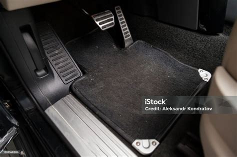드라이 클리닝 전에 세부 차량에 대한 작업장에서 가스 페달과 브레이크와 검은 카펫의 더러운 자동차 바닥 매트 차에 대한 스톡 사진 및 기타 이미지 Istock